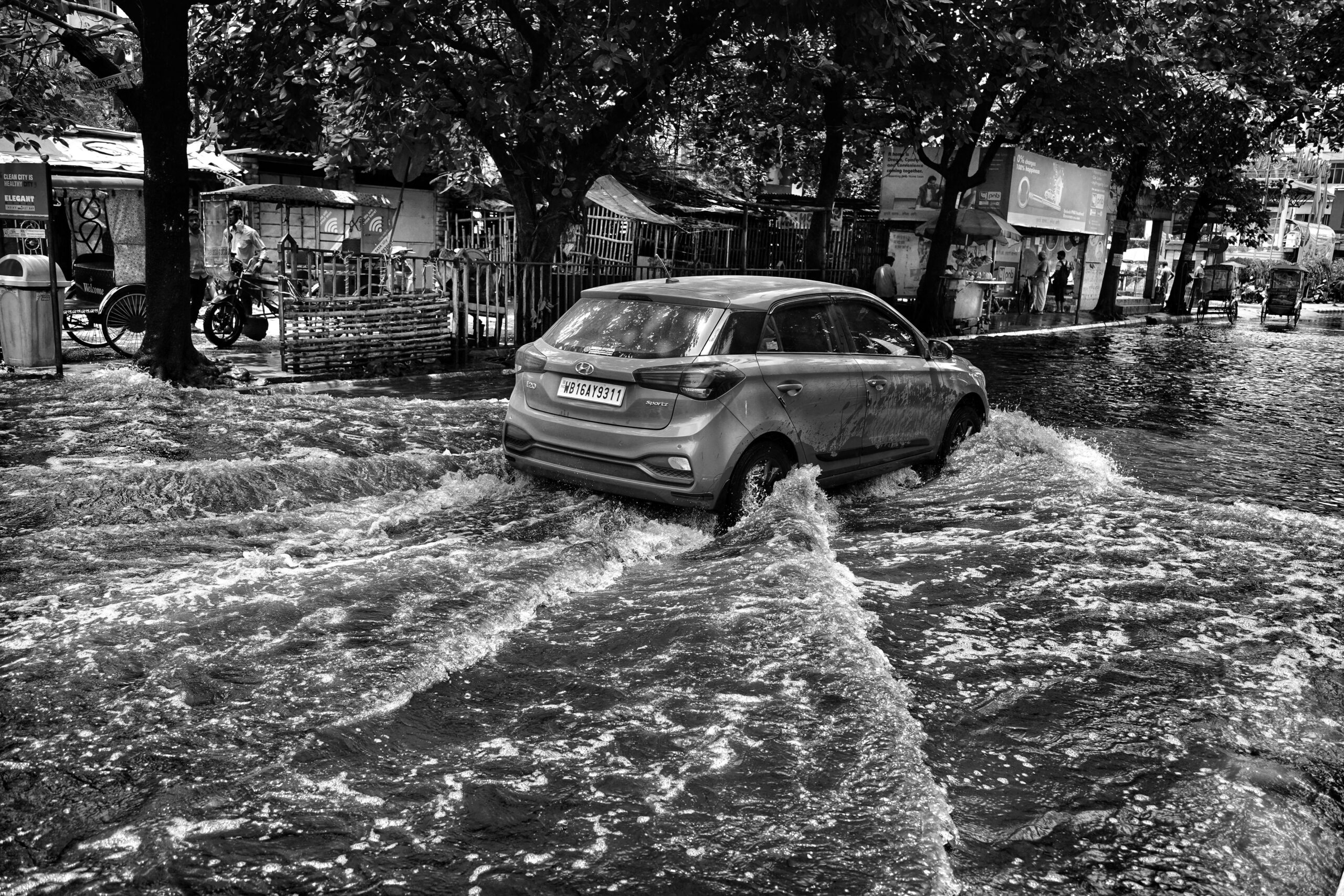 Carro inundado: saiba o que fazer para evitar prejuízos com enchentes ...
